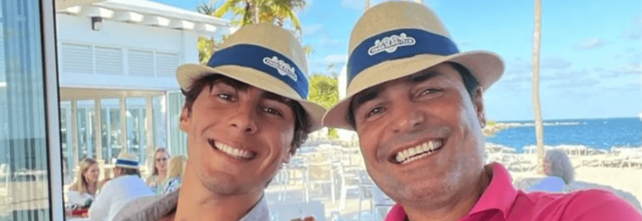 Chayanne y su hijo a pura sonrisa en la playa